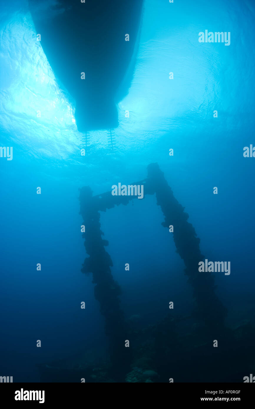 Dive Boot Stern auf der Oberfläche des Wassers durch Dachstuhlsäulen ...