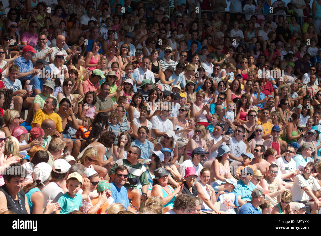 Publikum bei delfinshow -Fotos und -Bildmaterial in hoher Auflösung – Alamy