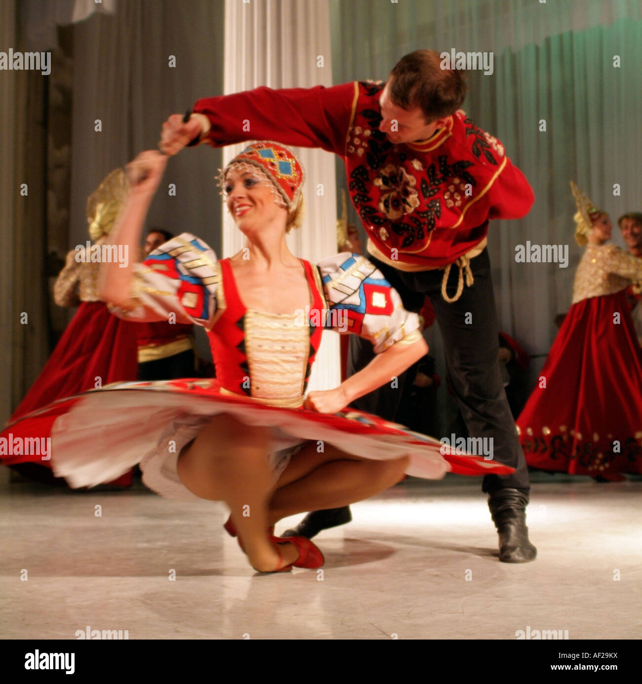 Russische Volkstänzer Unterhalten In Traditioneller Tracht St 9275