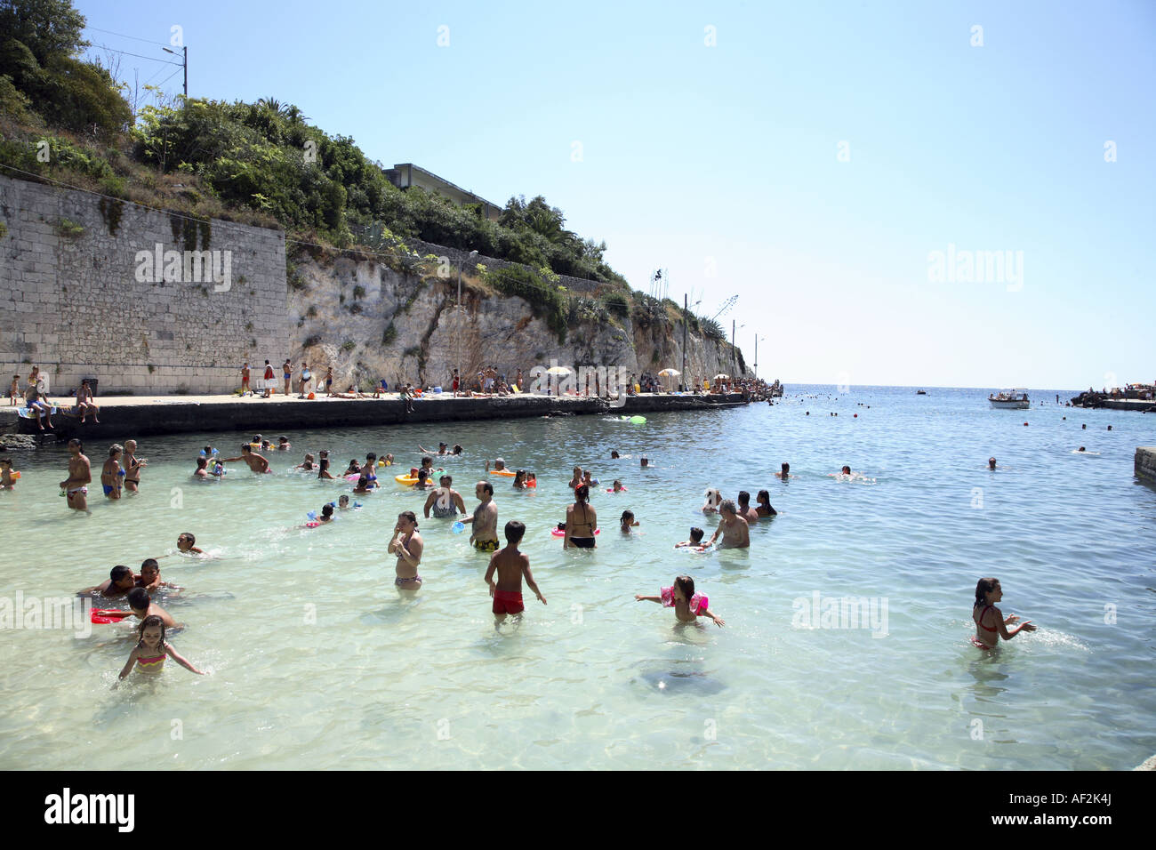 Santa Maria di Leuca, Apulien, Italien, Menschen am Strand Baden ...