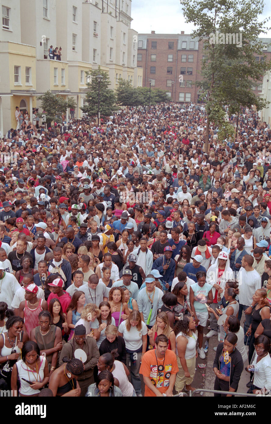 Große menschenmenge aller altersgruppen -Fotos und -Bildmaterial in ...