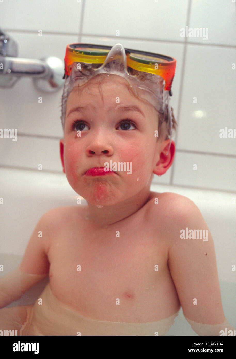 Kind in der badewanne tauchen -Fotos und -Bildmaterial in hoher ...