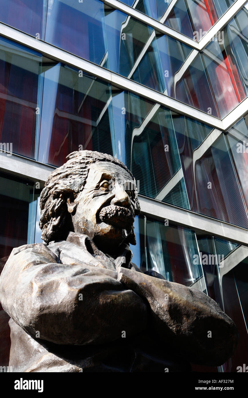 Albert Einstein-Statue vor der Einstein-Bar in Aarau Stockfotografie ...