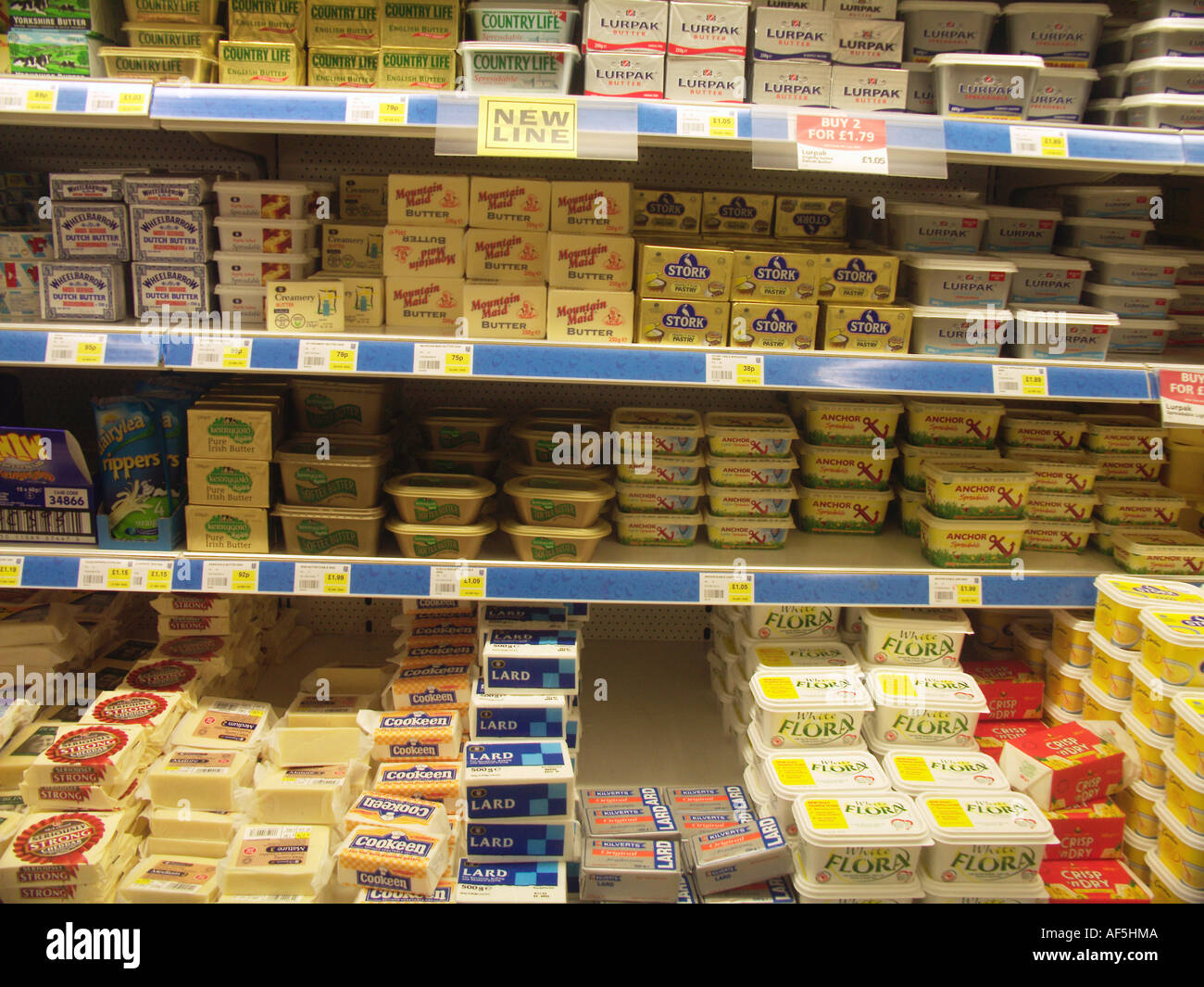 Butter und Milchprodukten auf Regal im Supermarkt Shop anzeigen ...