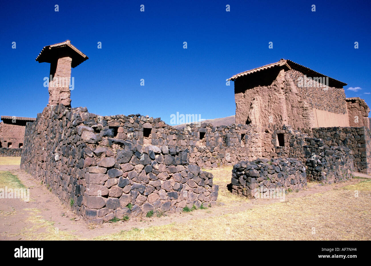 Überreste der Inka-Häuser in Raqchi Cusco Peru Stockfotografie - Alamy