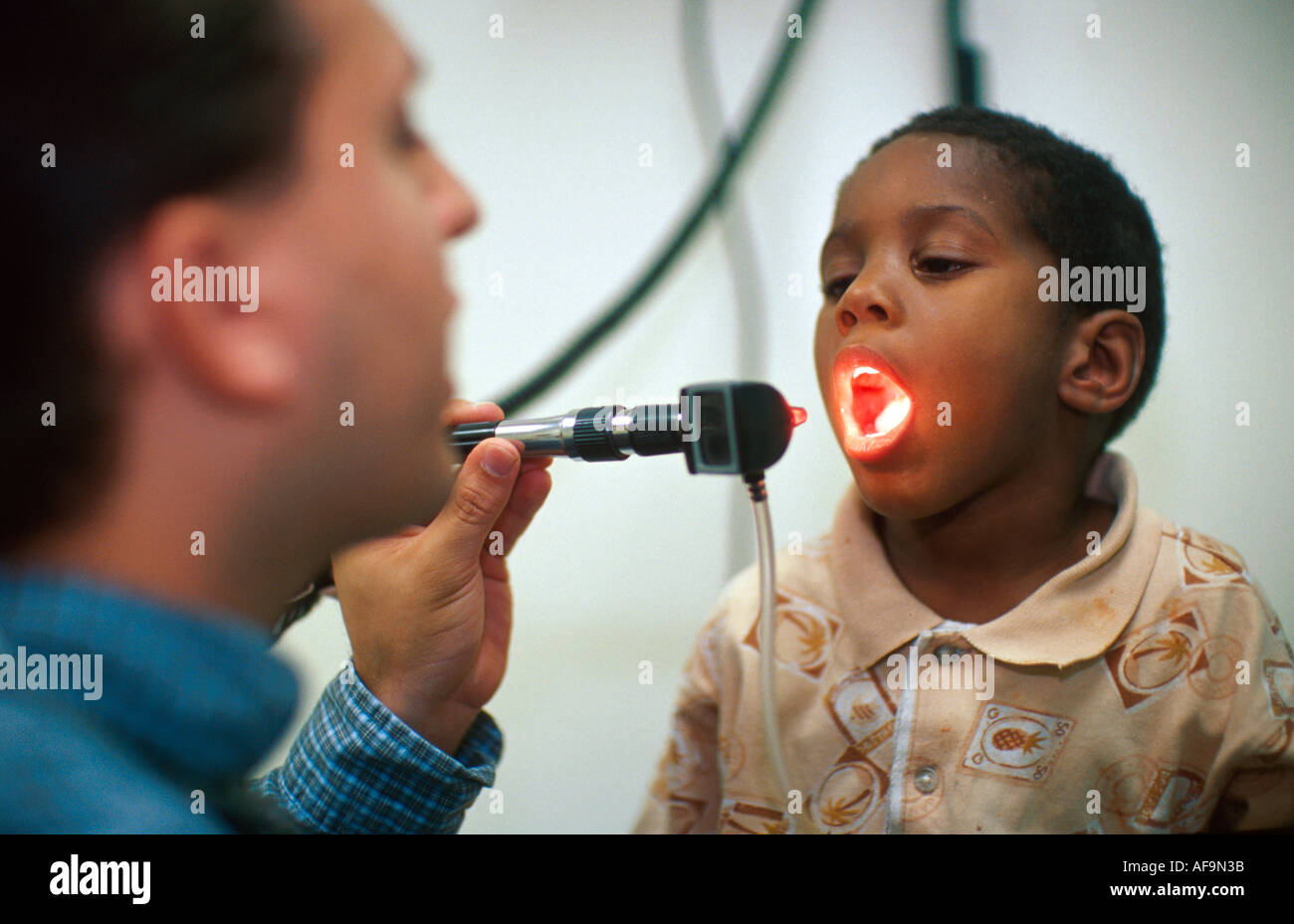 Kinderkehle doktor -Fotos und -Bildmaterial in hoher Auflösung – Alamy