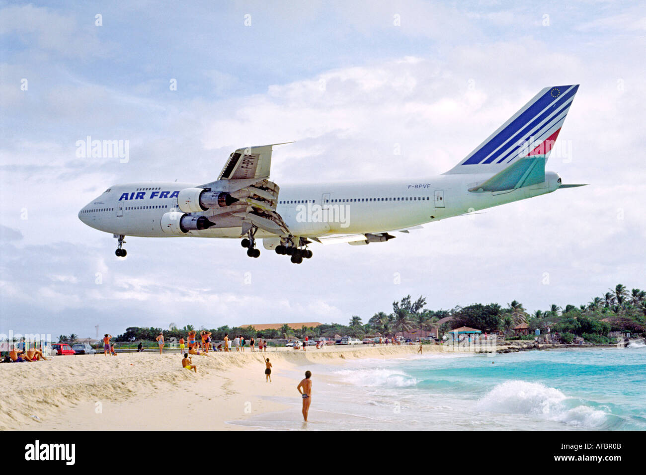 Eine Air France 747 fliegt über Maho Beach vor der Landung am Flughafen ...
