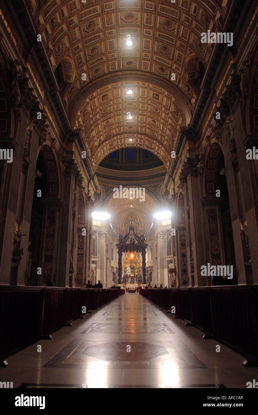 Innenraum der Basilika St Peters in den Vatikan mit dem Papstaltar im ...