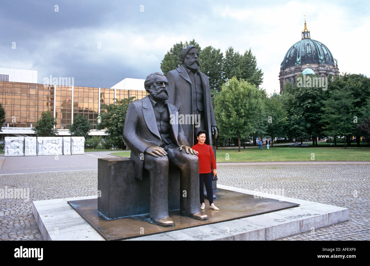 Marx engels berlin -Fotos und -Bildmaterial in hoher Auflösung – Alamy