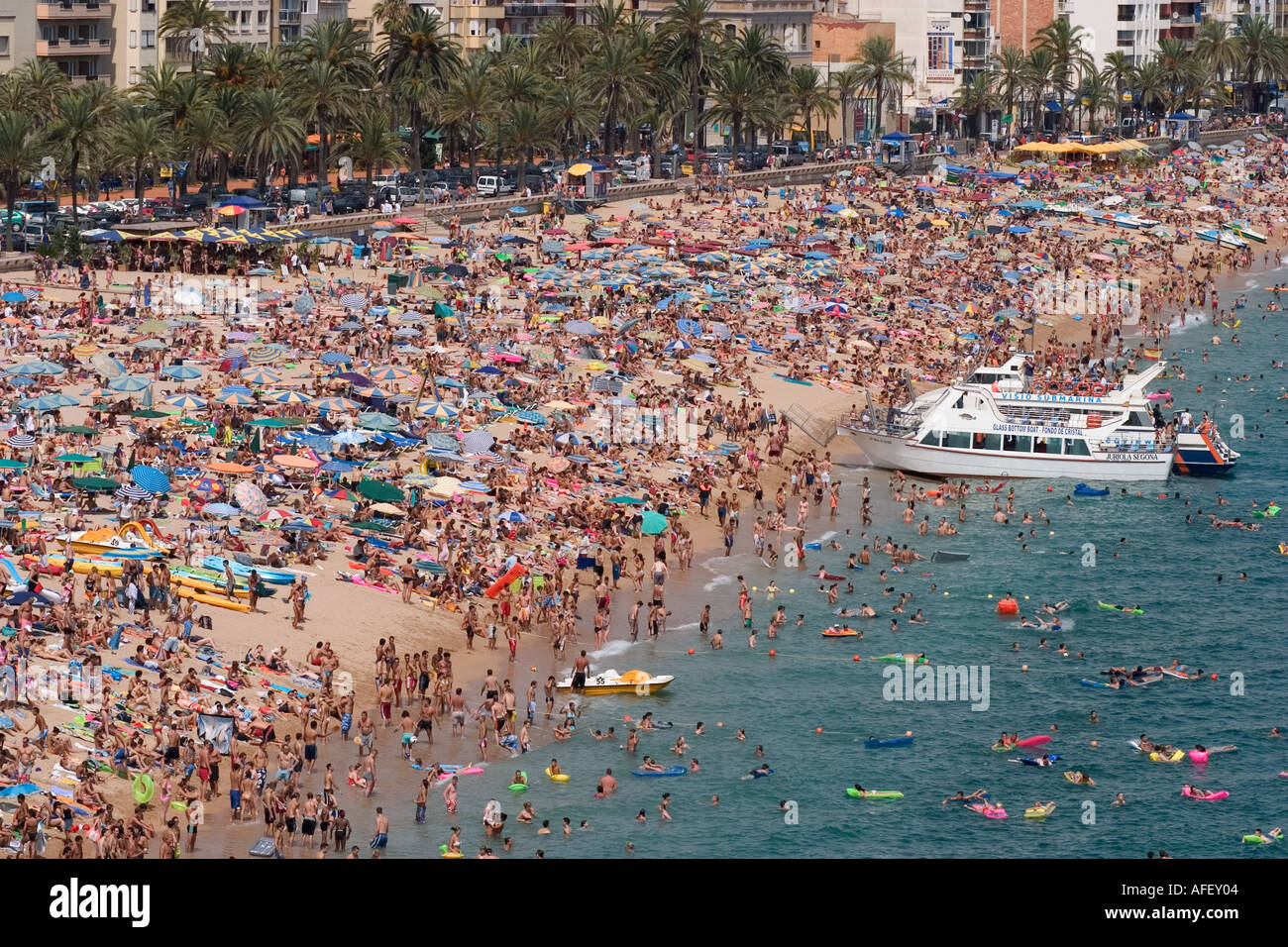 Massentourismus an der spanischen Küste in Lloret de Mar Stockfoto ... Massentourismus an der spanischen Küste in Lloret de Mar Stockfoto ...
