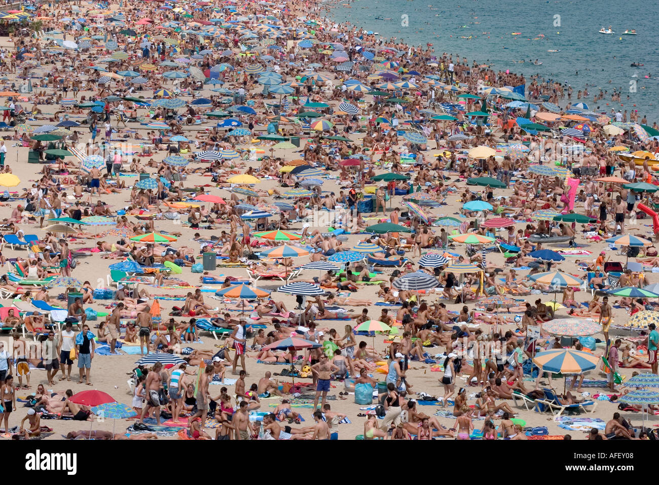 Massentourismus an der spanischen Küste in Lloret de Mar Stockfoto ... Massentourismus an der spanischen Küste in Lloret de Mar Stockfoto ...
