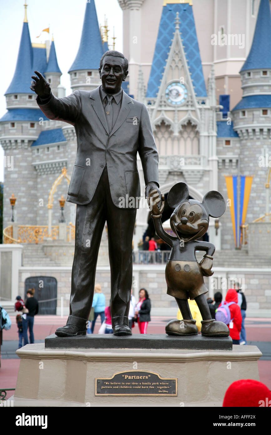 Statue von Walt Disney, Hand in Hand mit Mickey Mouse im Magic Kingdom ...