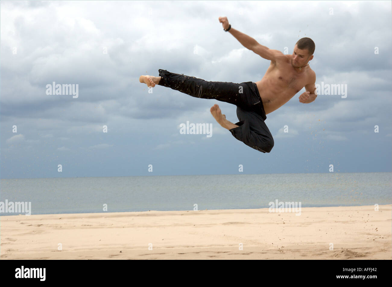 Beine mann springen luft strand -Fotos und -Bildmaterial in hoher ...