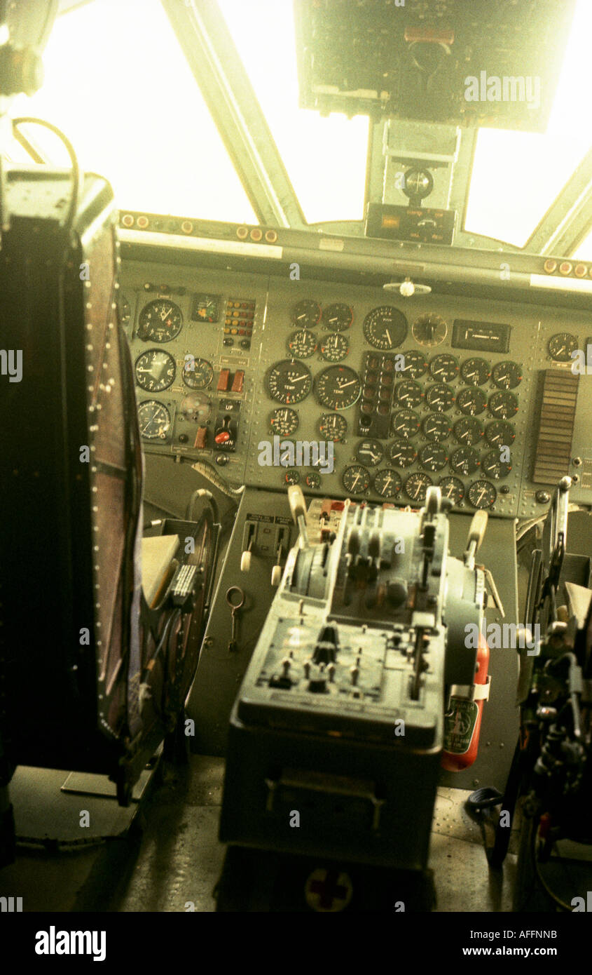 Alte flugzeug cockpit instrumente -Fotos und -Bildmaterial in hoher ...