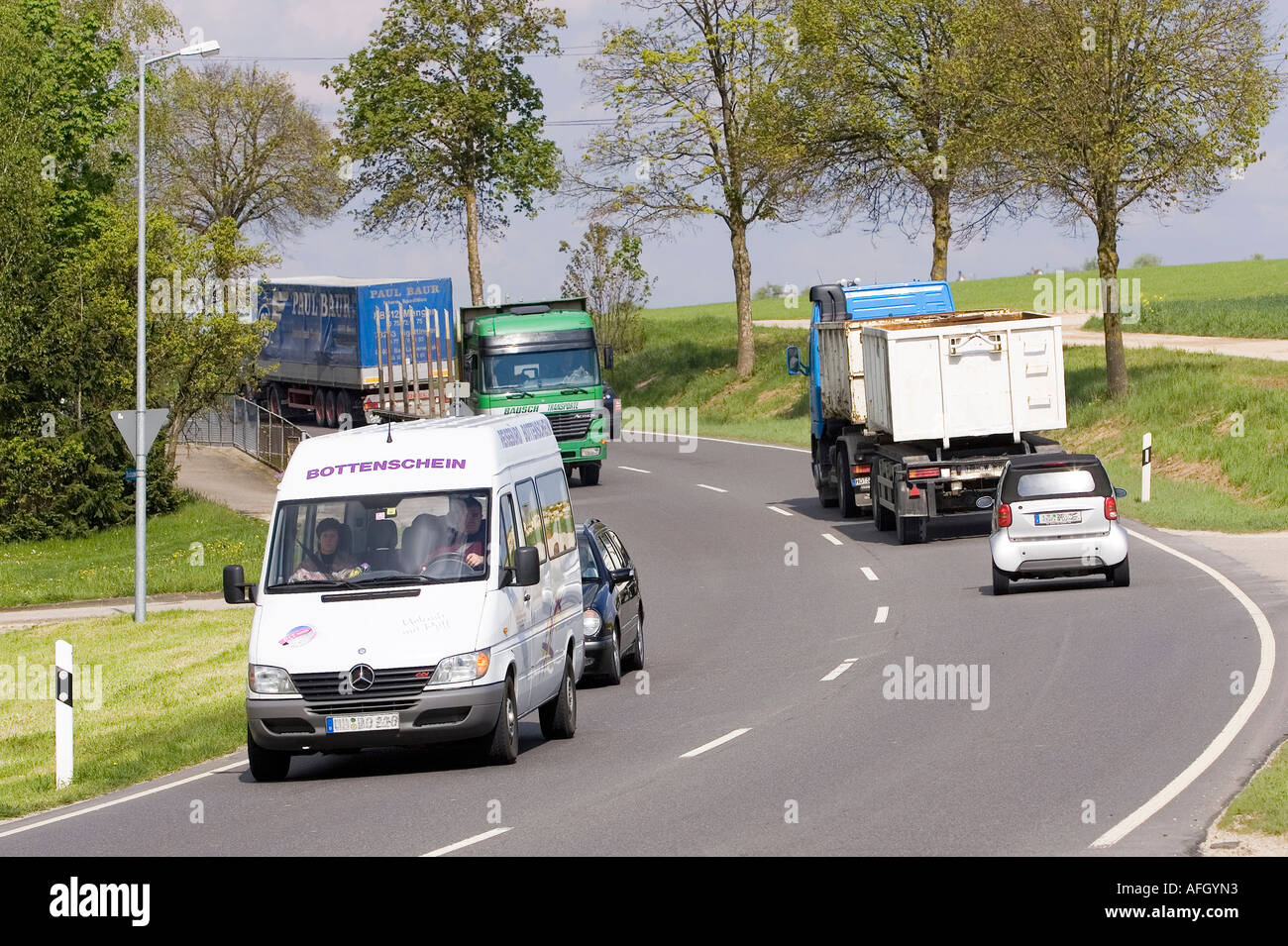 Viele autos fahrzeuge verkehr -Fotos und -Bildmaterial in hoher ...