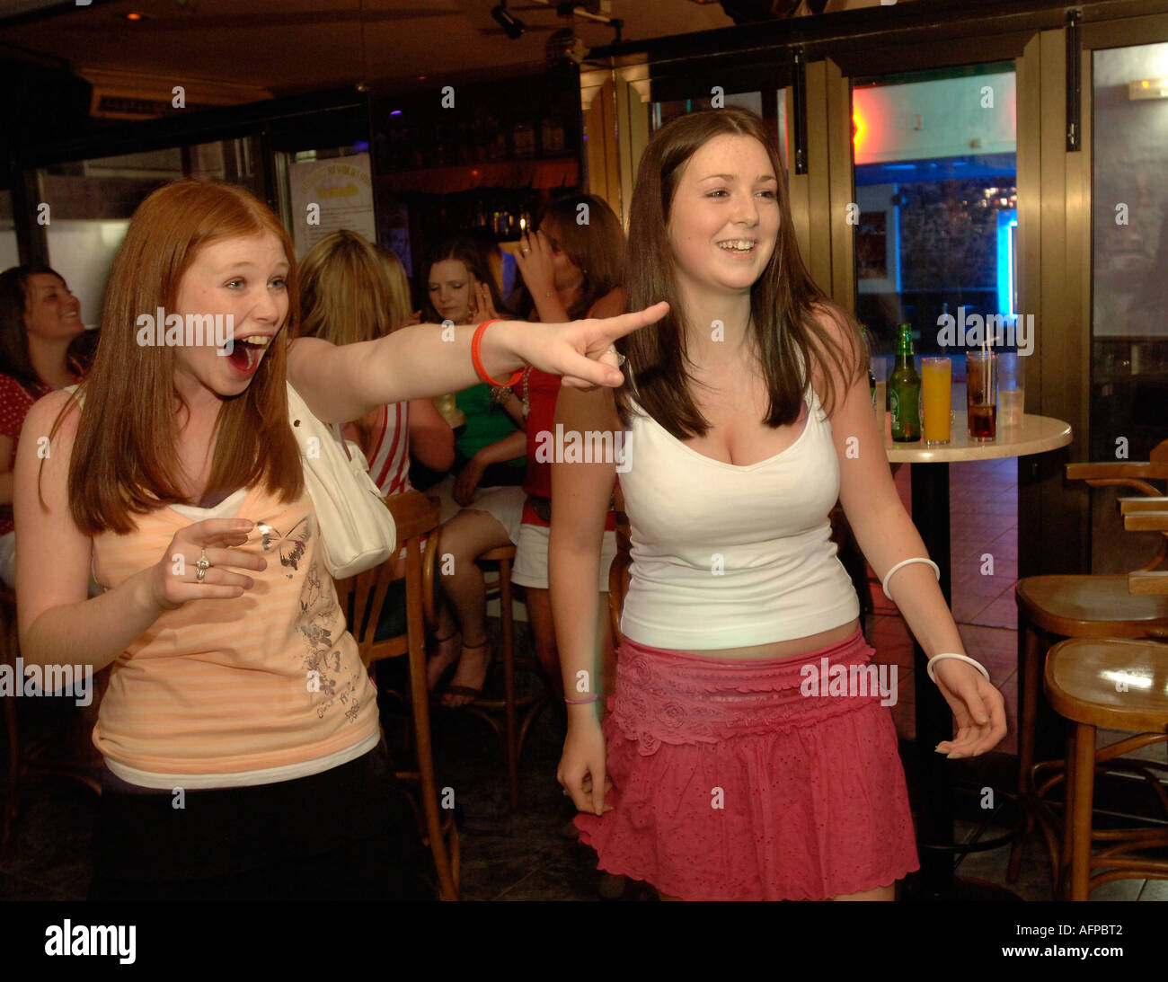 Party girls drunk -Fotos und -Bildmaterial in hoher Auflösung – Alamy