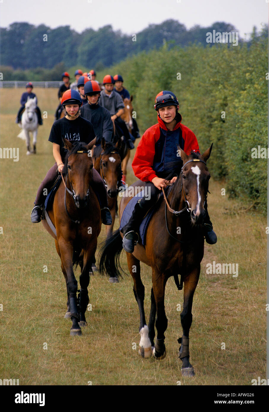 Schüler der British Horse Racing School trainieren als Jockeys ...