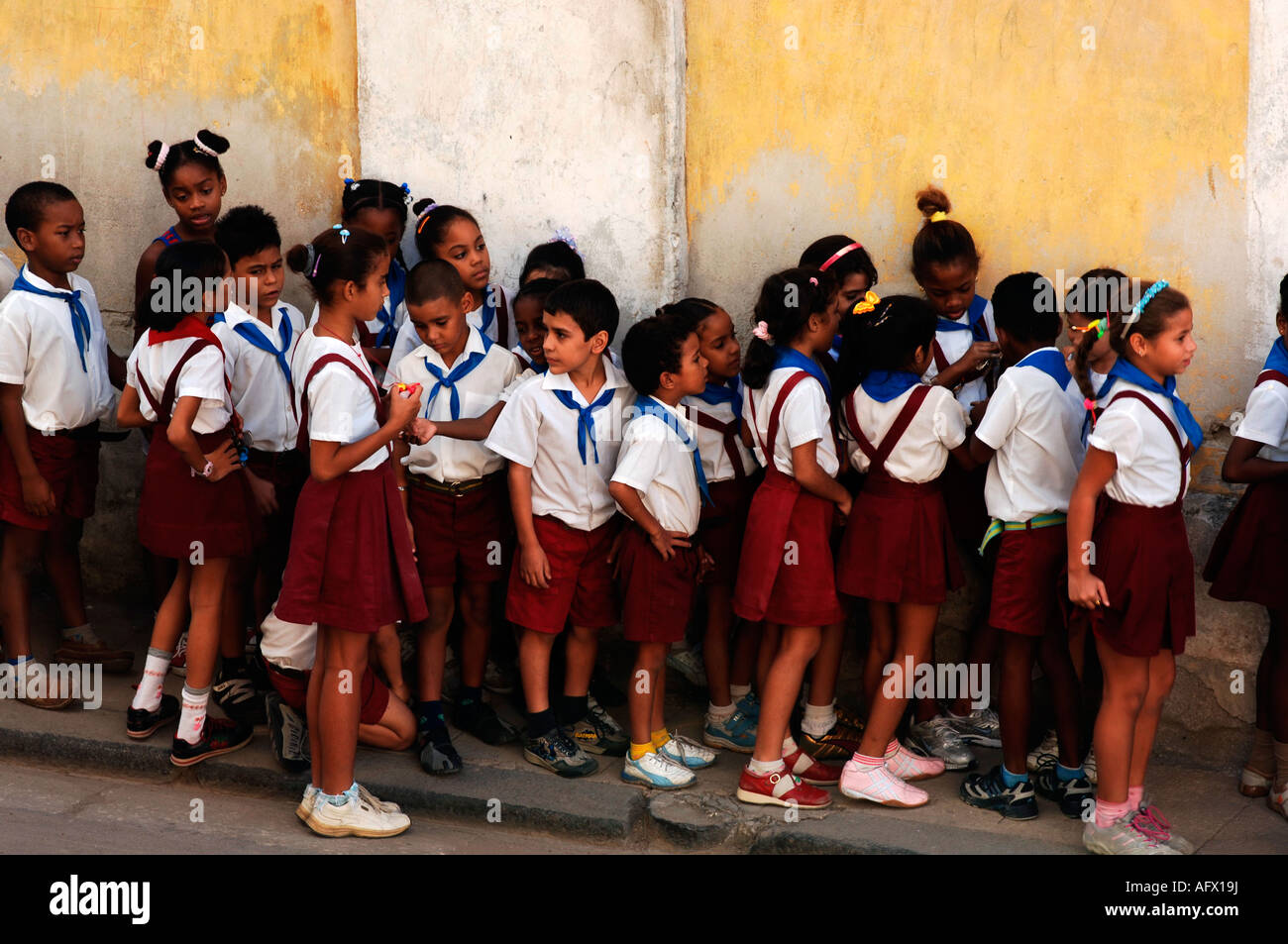 Kubanische schuljungenuniform -Fotos und -Bildmaterial in hoher Auflösung – Alamy