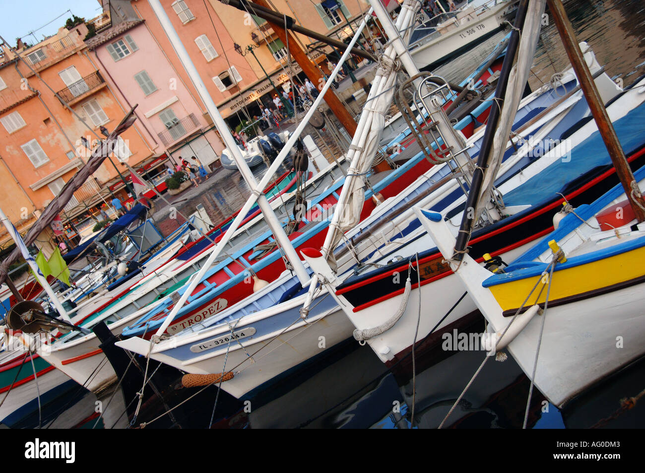 Boote und Yachten im Hafen von Saint Tropez Stockfotografie - Alamy Boote und Yachten im Hafen von Saint Tropez Stockfotografie - Alamy