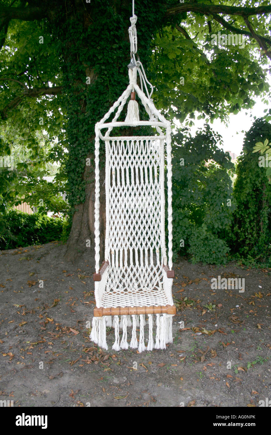 Baum garten schaukel -Fotos und -Bildmaterial in hoher Auflösung – Alamy