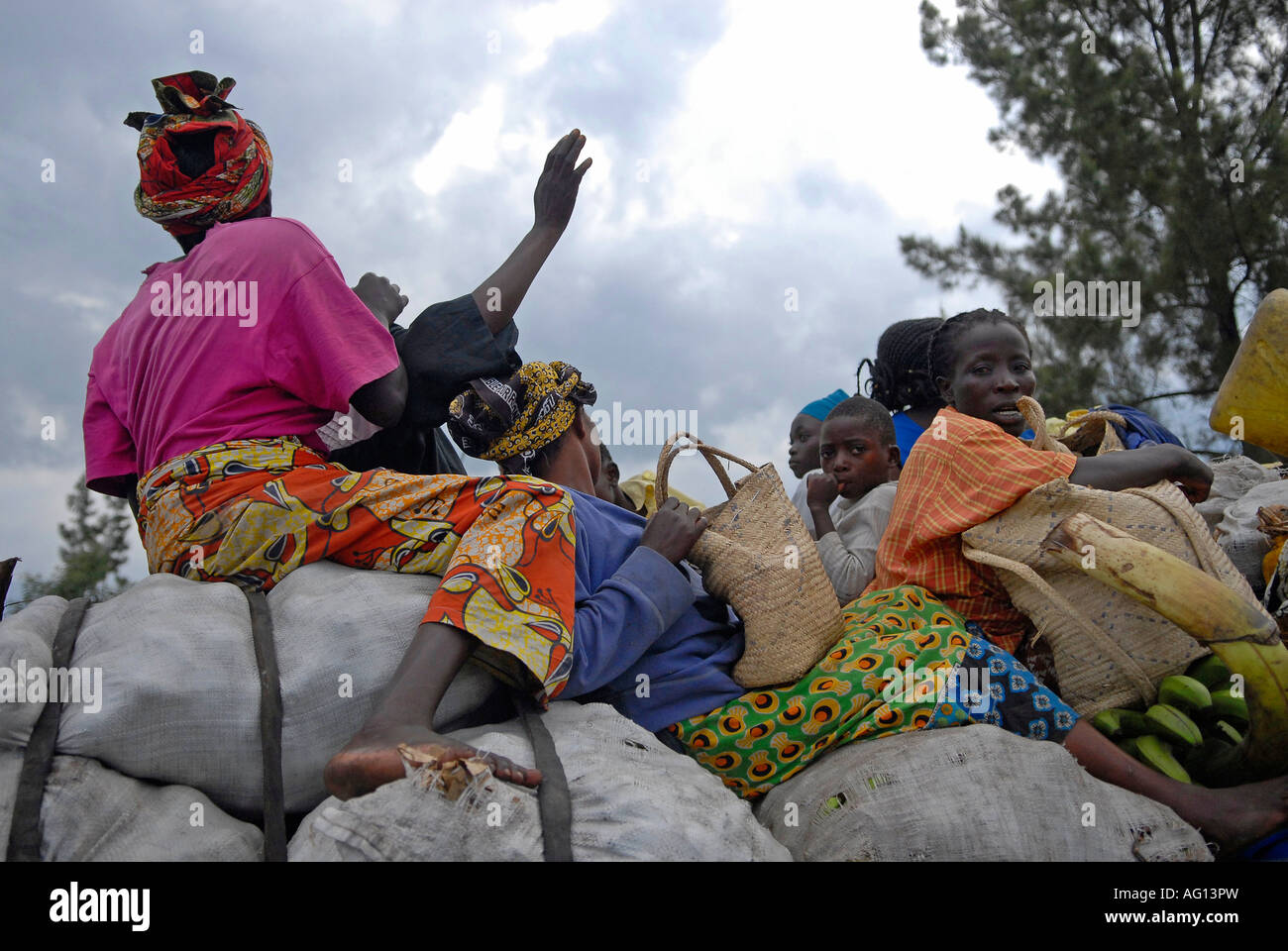 Dorfbewohner sitzen -Fotos und -Bildmaterial in hoher Auflösung – Alamy