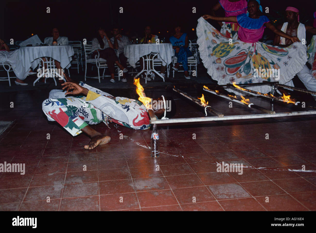 Limbo dancing -Fotos und -Bildmaterial in hoher Auflösung – Alamy
