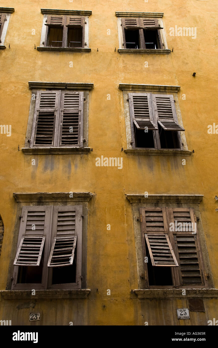 Alte Fenster mit Holz 'Persiane' auf eine orange und antiken Mauer ...