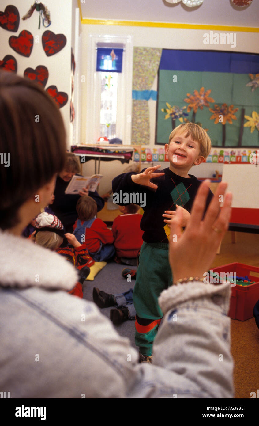 Eltern-Kind im Kindergarten Abschied Stockfotografie - Alamy