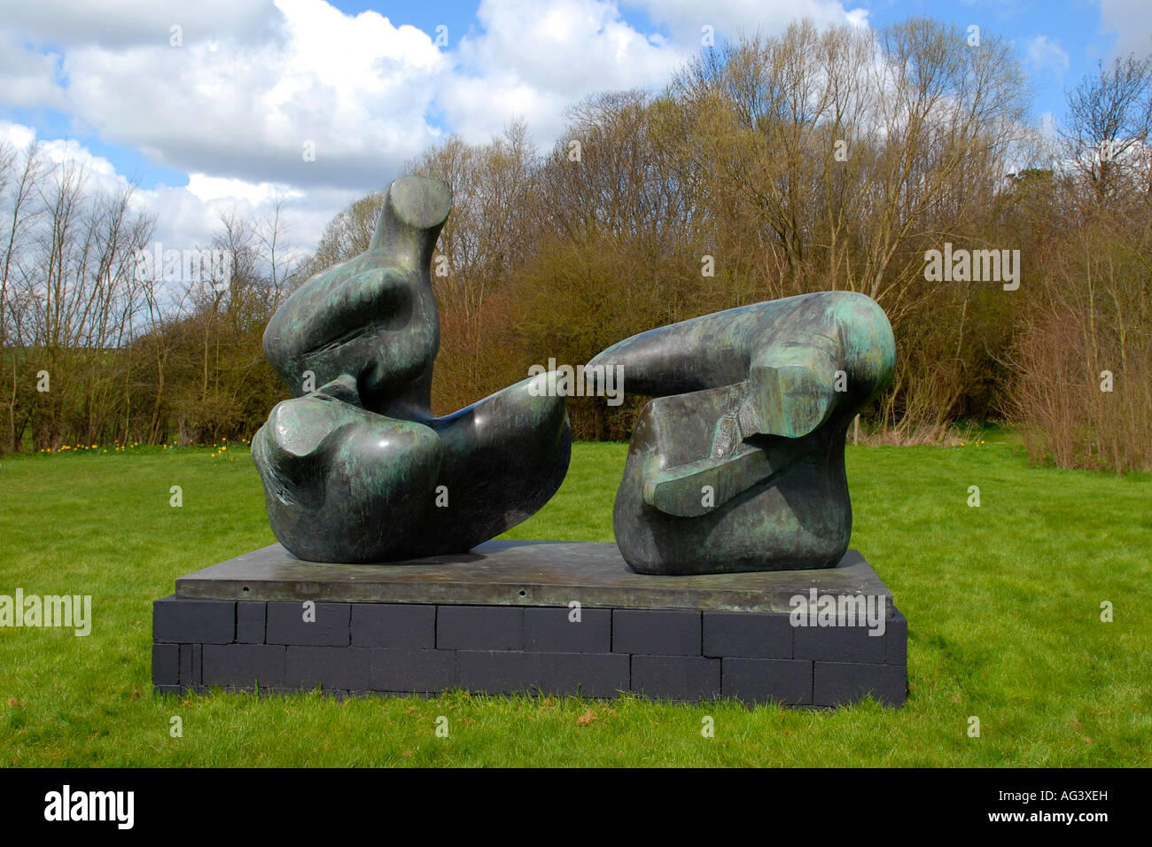 Bronze sculpture reclining woman -Fotos und -Bildmaterial in hoher Auflösung – Alamy