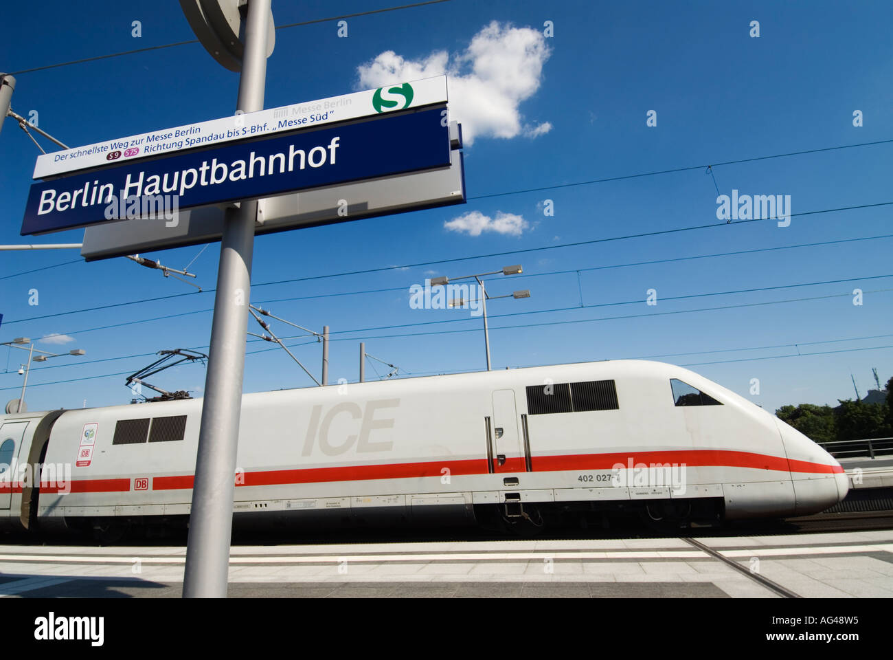 High-Speed-Intercity ICE Zug am Bahnsteig am neuen Hauptbahnhof oder ...