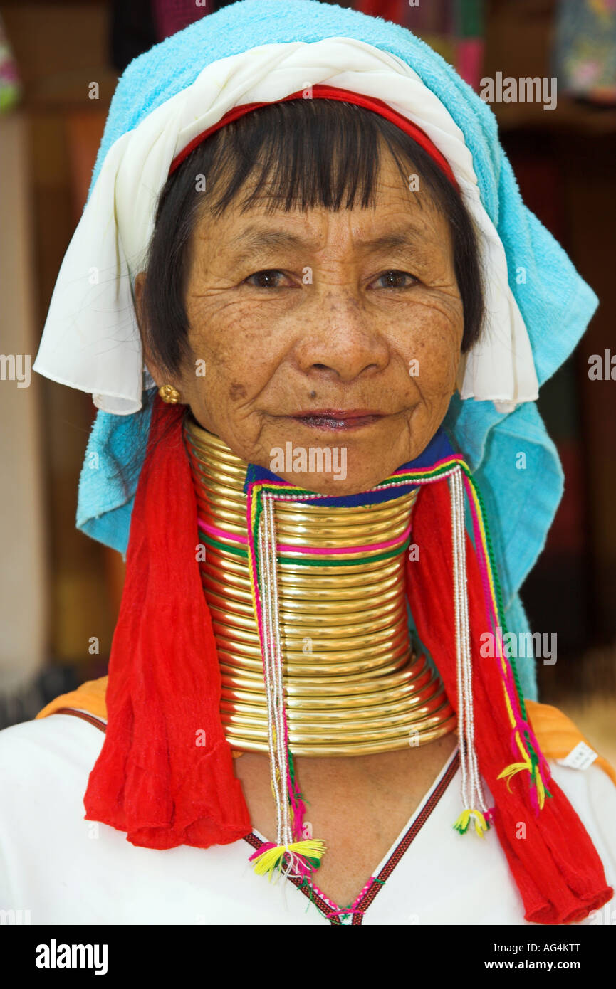 Frau mit ringen um hals -Fotos und -Bildmaterial in hoher Auflösung – Alamy
