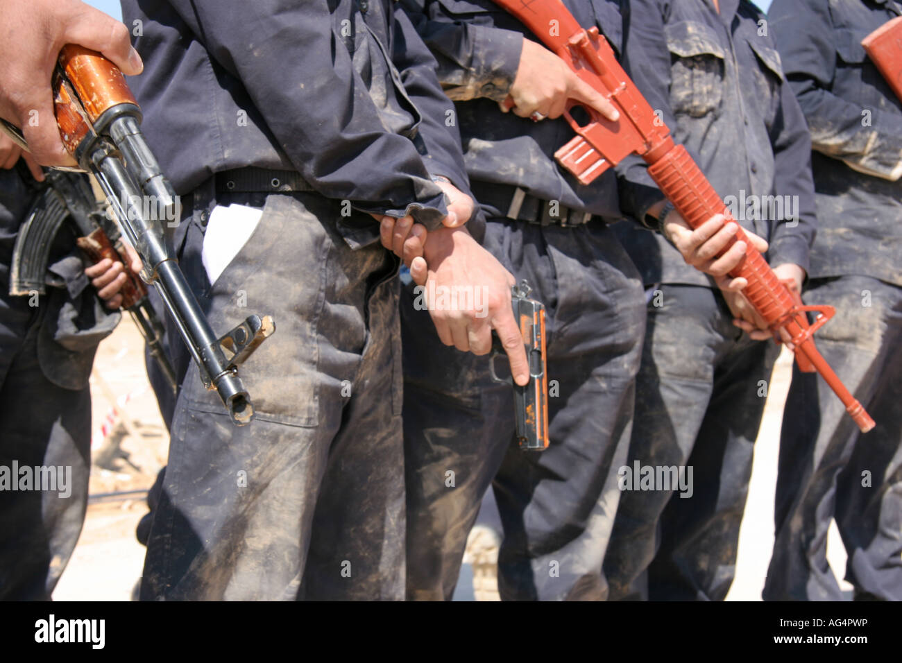 Polizisten tragen waffen -Fotos und -Bildmaterial in hoher Auflösung ...