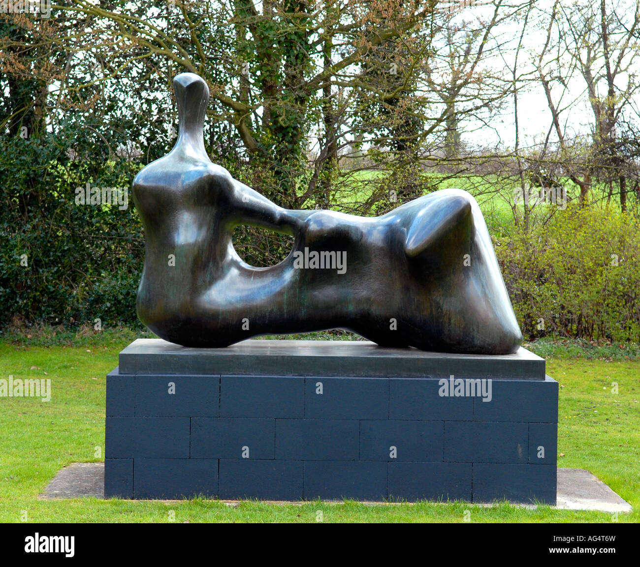 Henry Moore Foundation, Perry Green, Metall Bronze-Skulptur eine liegende weibliche Figur, Frau ...
