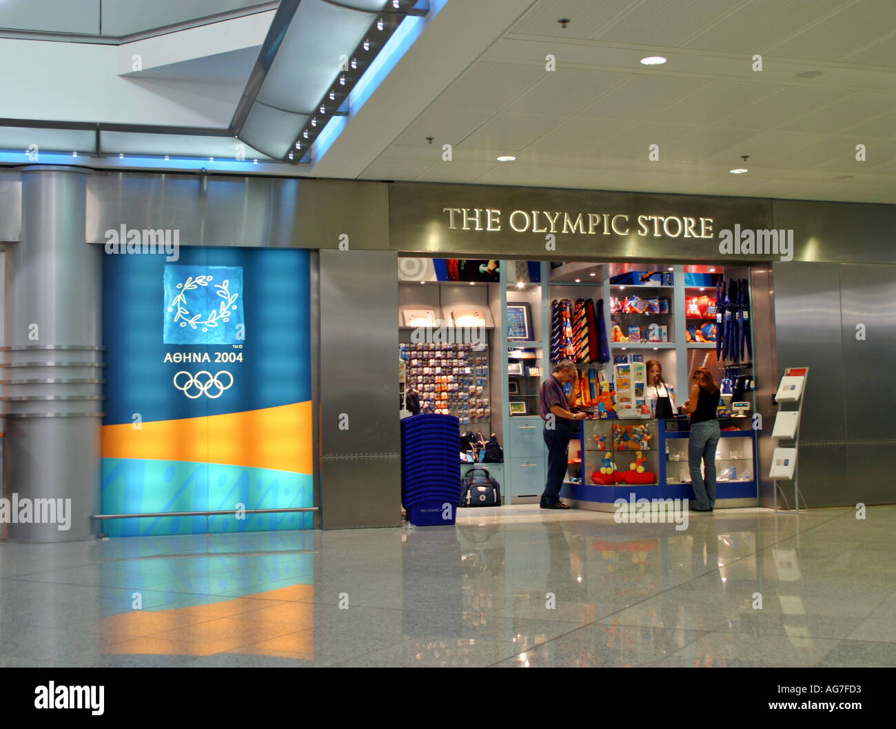 Innenansicht der öffentliche Flughafen Eleftherios Venizelos Olympic Store Athen Griechenland ...