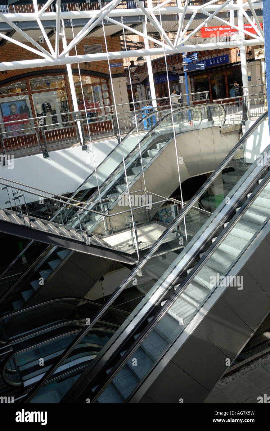 Rolltreppen bewegen treppenstufen Stockfotos und -bilder Kaufen - Alamy
