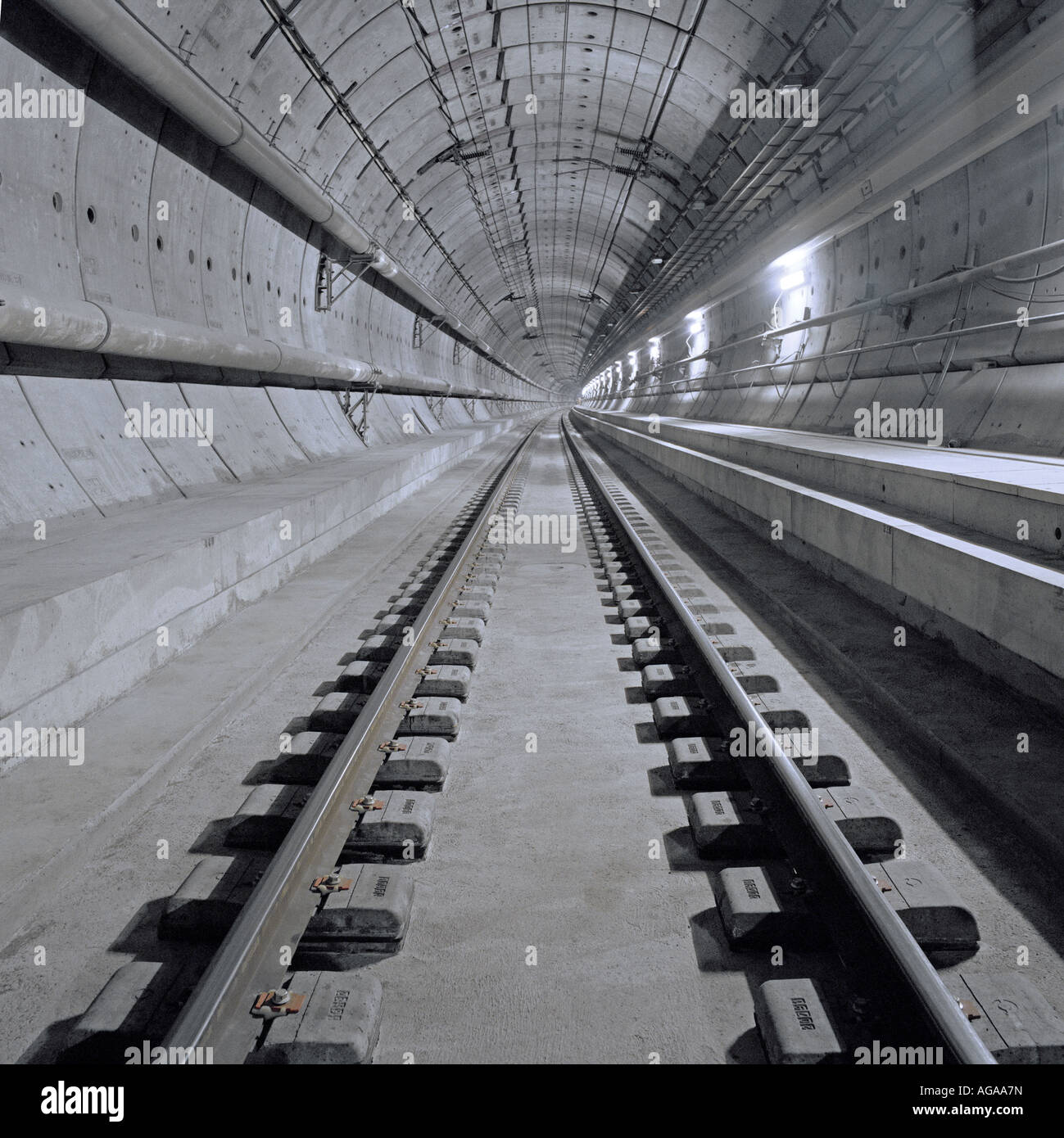 Tunnelbohrmaschine tbm tunnelbau aushub -Fotos und -Bildmaterial in ...