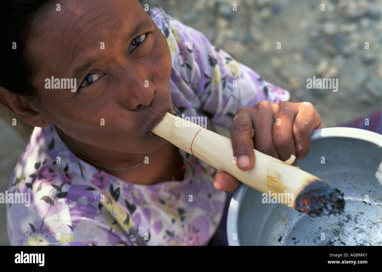 Myanmar cheroot smoker -Fotos und -Bildmaterial in hoher Auflösung – Alamy