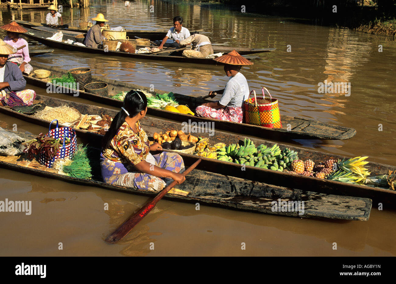 Myanmar, Inle-See, Floating market Stockfotografie - Alamy