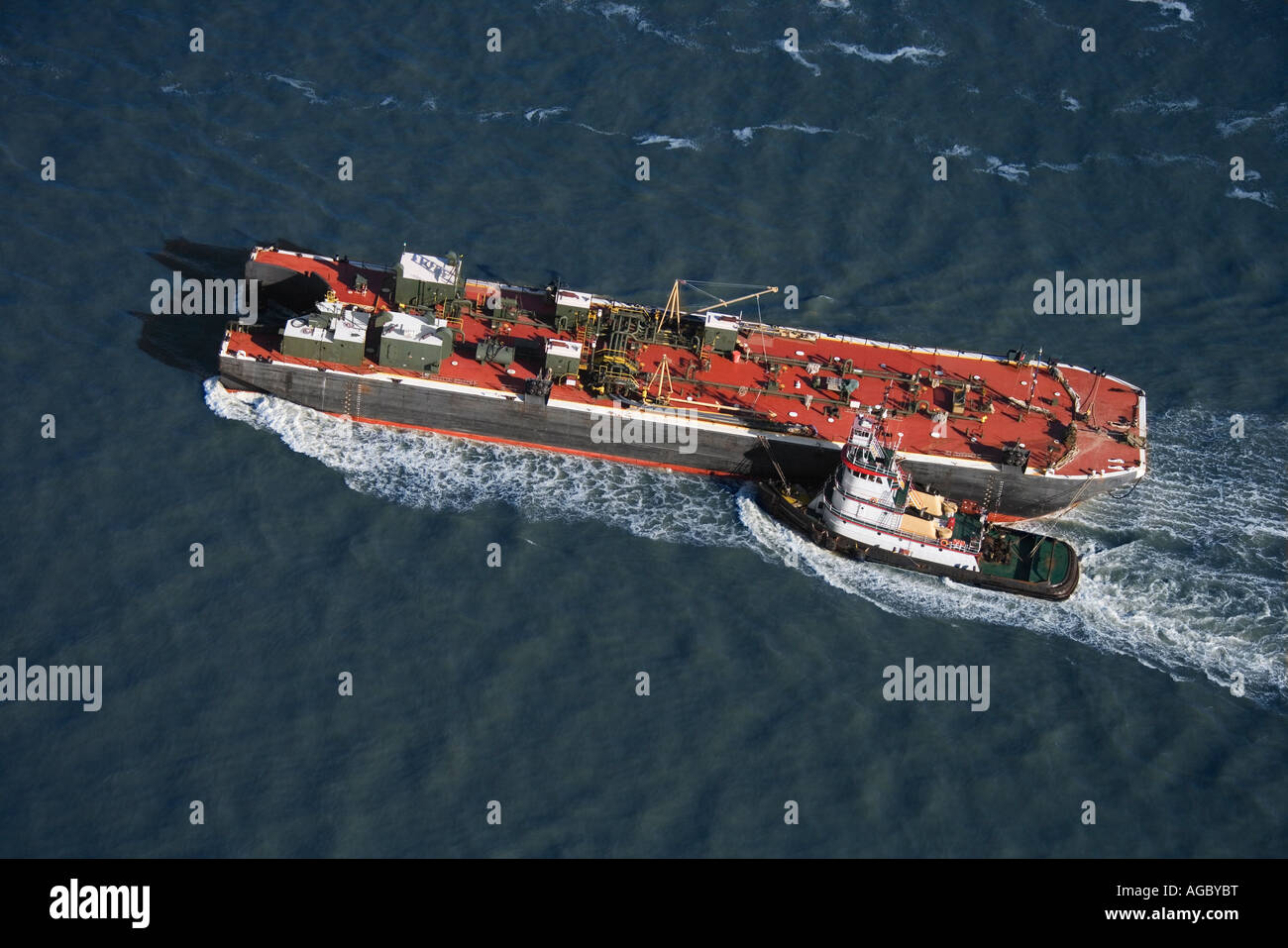 Luftaufnahme der Schlepper treibt tanker Stockfotografie - Alamy