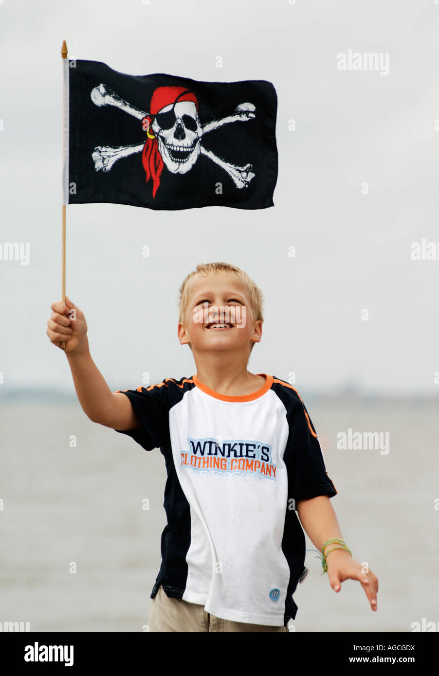 kleiner Junge hält ein Pirat Flagge lächelnd Stockfotografie - Alamy kleiner Junge hält ein Pirat Flagge lächelnd Stockfotografie - Alamy