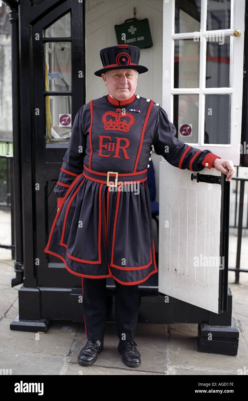 Beefeater uniform e r -Fotos und -Bildmaterial in hoher Auflösung – Alamy