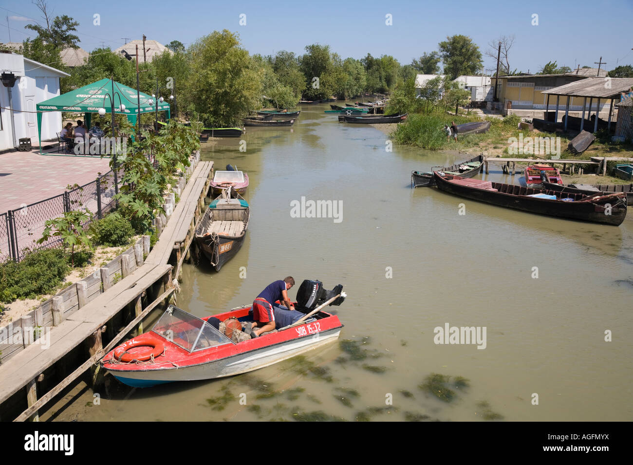 Boote auf einem Kanal in der Stadt Danube Delta in Vilkovo / Ukraine ...