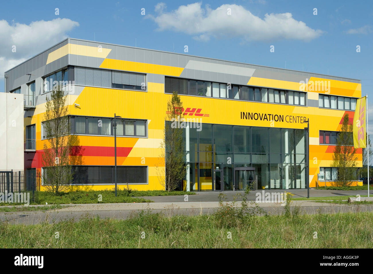 Das DHL Innovation Center der Deutschen Post World Net in Troisdorf bei ...