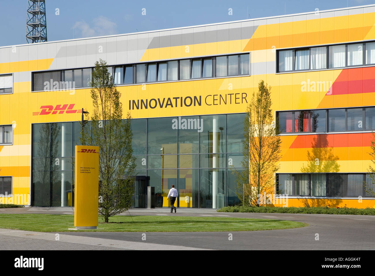 Das DHL Innovation Center der Deutschen Post World Net in Troisdorf bei ...
