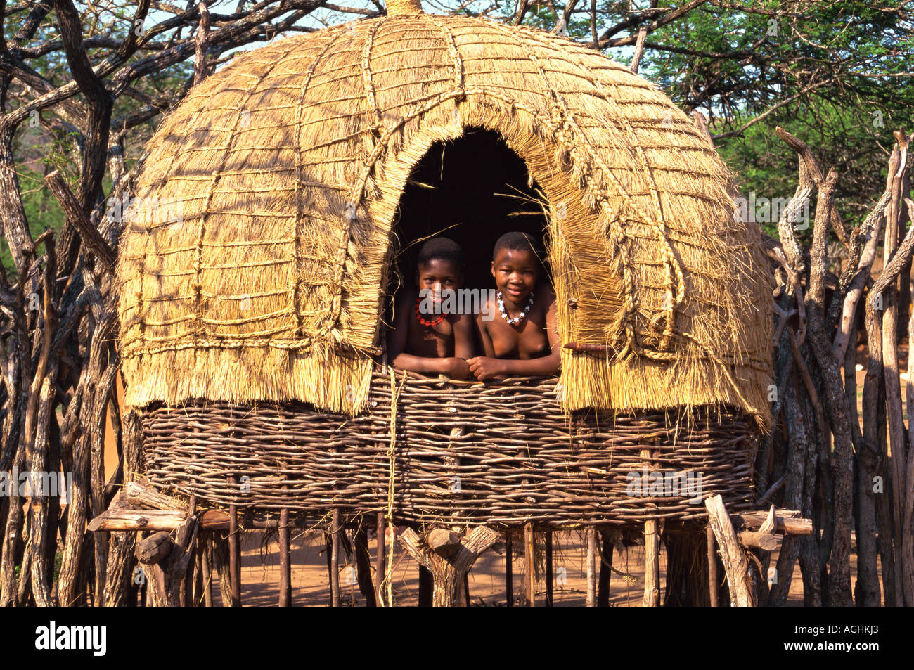 Native Zulu Girl In Traditional Stockfotos & Native Zulu Girl In ...
