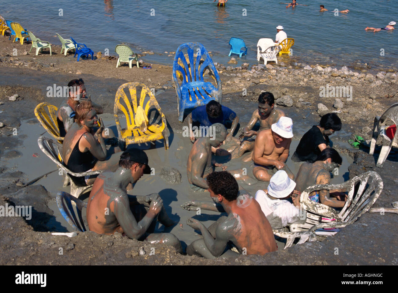 Woman mud bathing -Fotos und -Bildmaterial in hoher Auflösung – Alamy