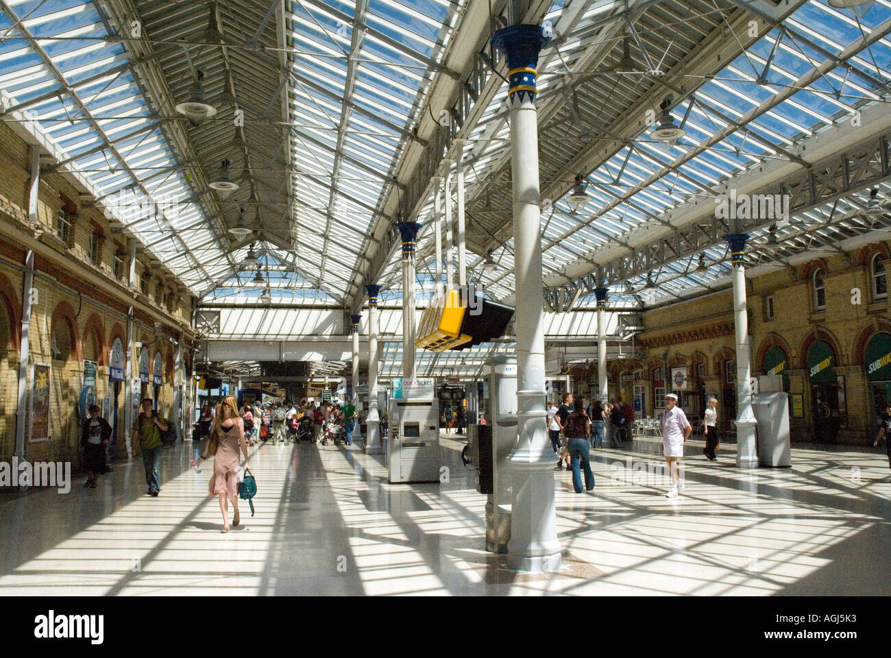 Eastbourne railway station uk -Fotos und -Bildmaterial in hoher ...