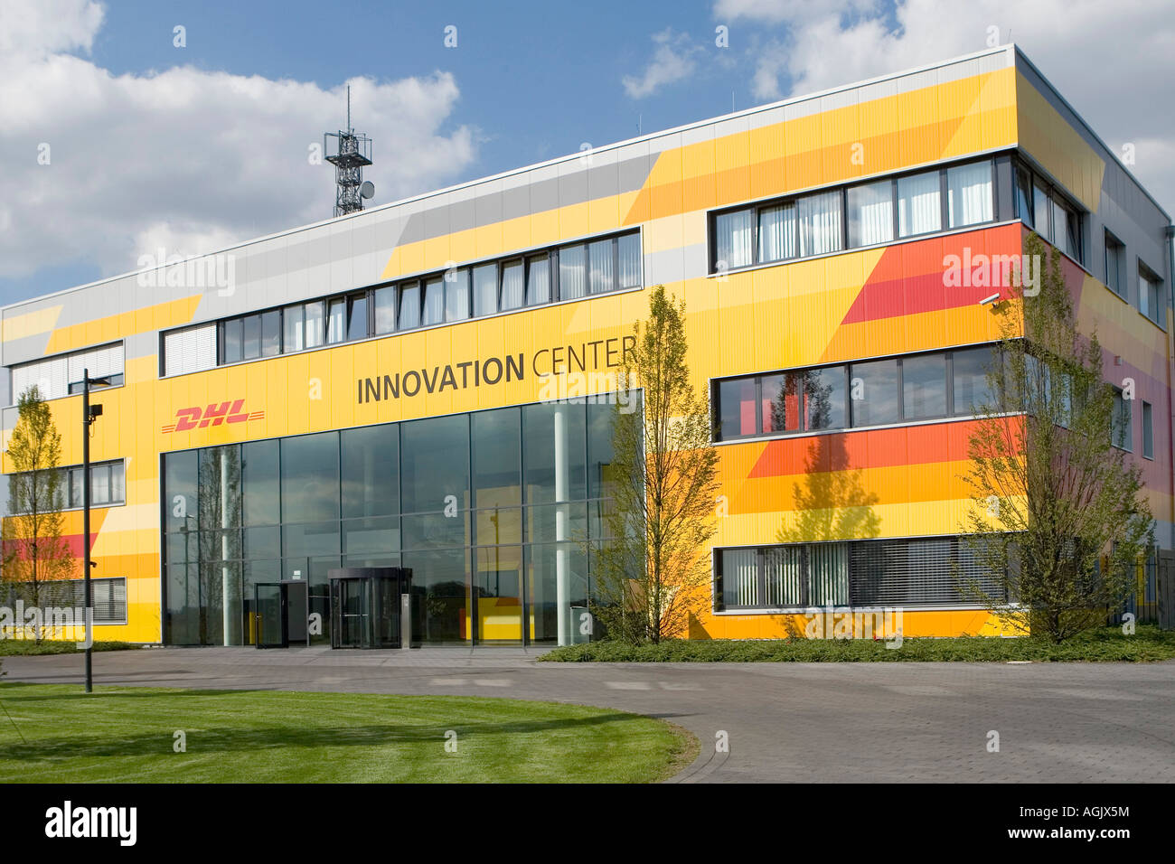 Das DHL Innovation Center der Deutschen Post World Net in Troisdorf bei ...