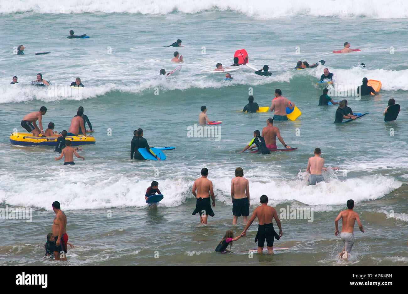 Menschen Baden im Meer am Fistral Strand Newquay in Cormwall England UK ...