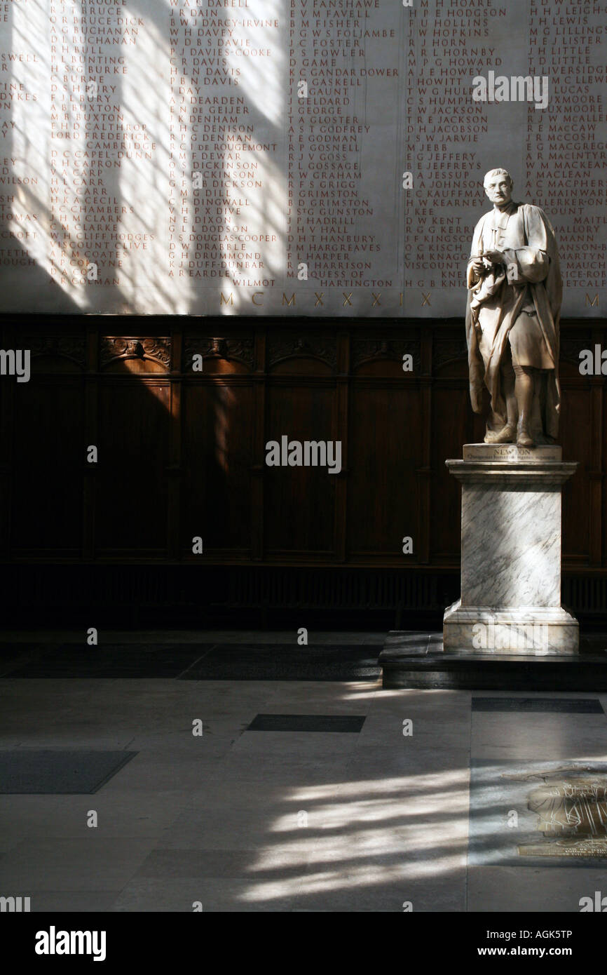Eine Statue von Sir Isaac Newton in der ante-Kapelle des Trinity ...